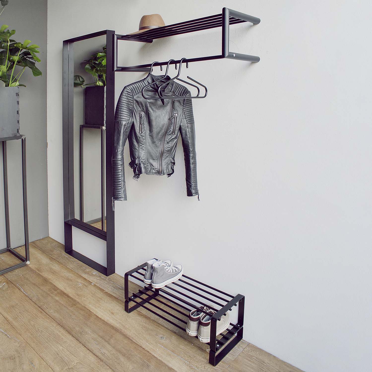 SPINDER DESIGN rektangulær Smooth hattehylde, m. bøjlestang - sort stål ...